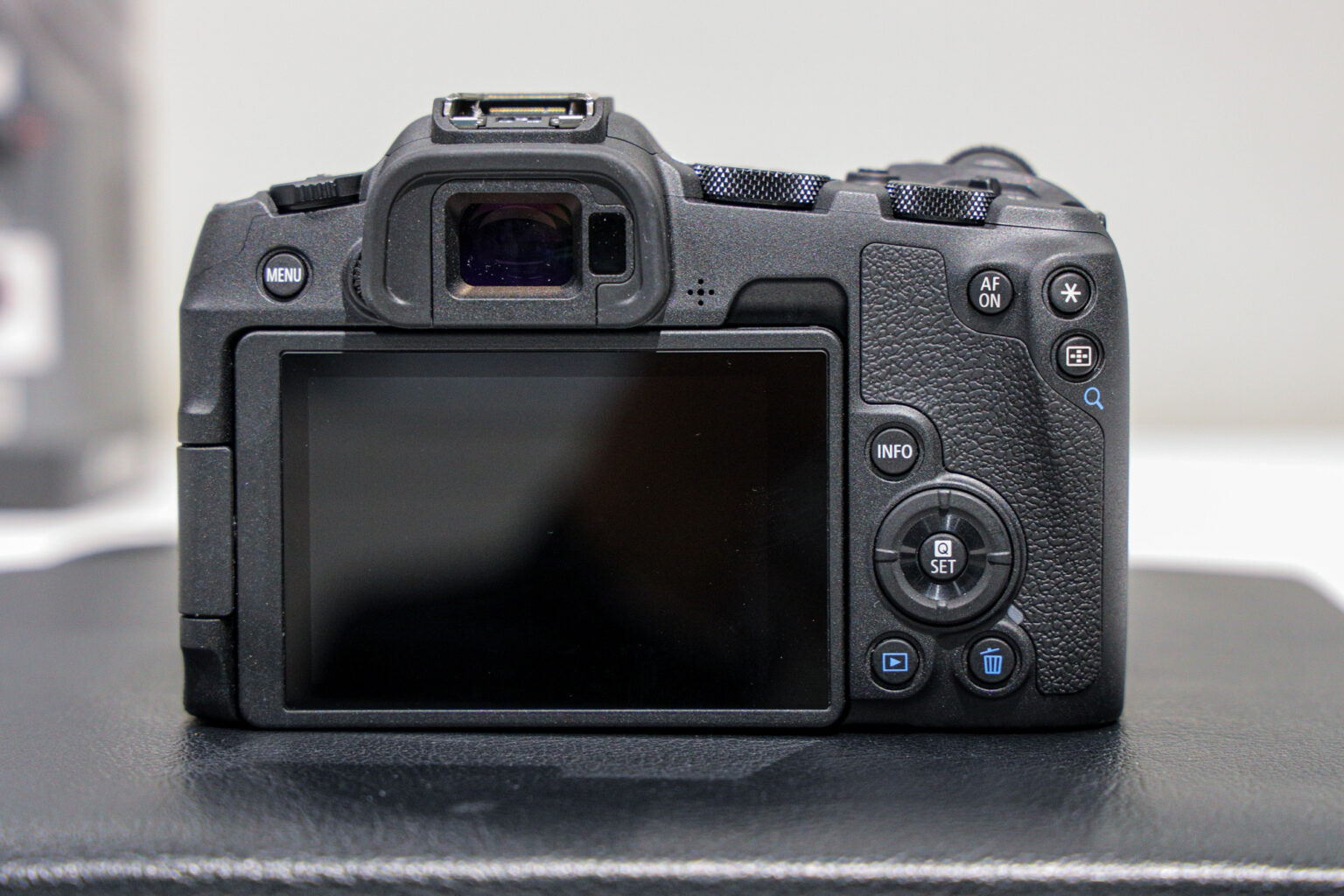 キヤノン EOS R8登場！｜小型・軽量で最新機能を搭載した万能カメラ | ShaSha