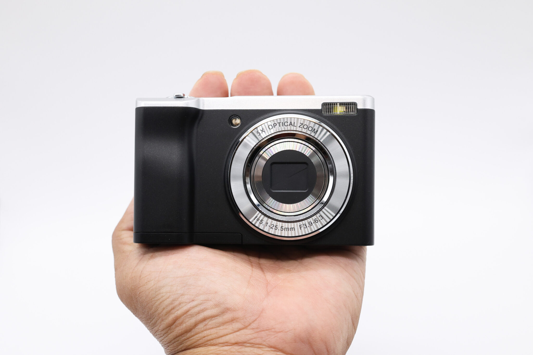 光学5倍ズームで静止画も動画も楽しめる！ケンコー・トキナーのコンパクトデジタルカメラ「KC-ZM08」｜リアカメラ搭載で自撮りも思いのまま | ShaSha