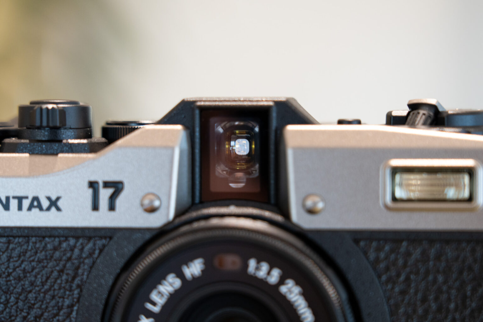 20年の時を超えてつくられたフィルムカメラ「PENTAX 17」｜現代にマッチしたアナログ製品の魅力や開発秘話を担当者にインタビュー | ShaSha